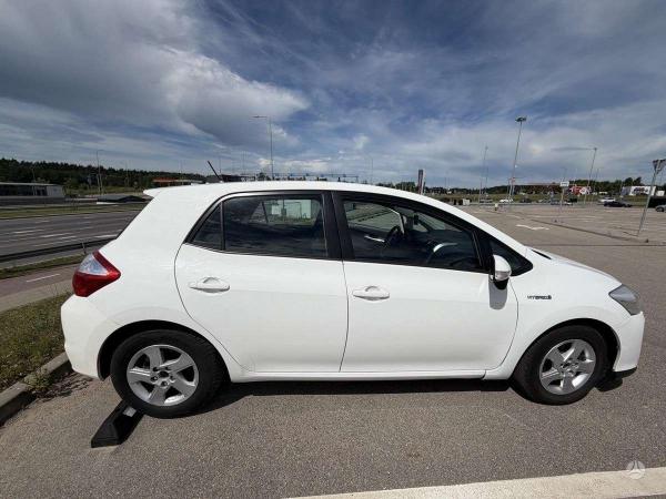 White Toyota Auris 2011 in Vilnius, with an engine capacity of 1.80 L and mileage of 297 thousand km for 5850 €, photo 3 on AUTOMOTO.COM.LV