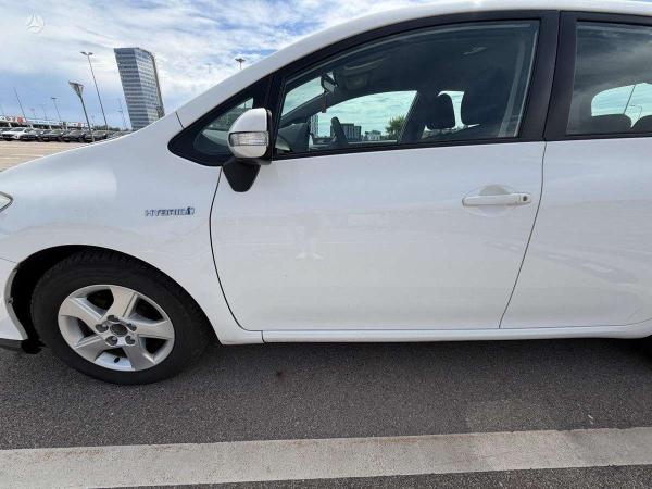 White Toyota Auris 2011 in Vilnius, with an engine capacity of 1.80 L and mileage of 297 thousand km for 5850 €, photo 7 on AUTOMOTO.COM.LV