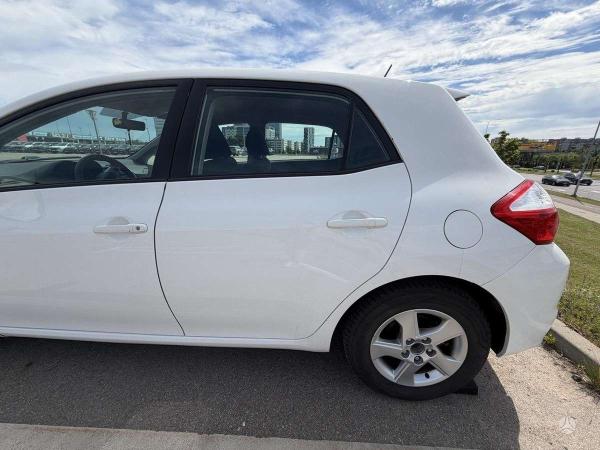 White Toyota Auris 2011 in Vilnius, with an engine capacity of 1.80 L and mileage of 297 thousand km for 5850 €, photo 8 on AUTOMOTO.COM.LV