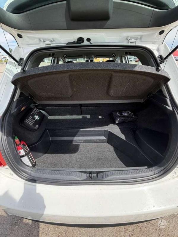 White Toyota Auris 2011 in Vilnius, with an engine capacity of 1.80 L and mileage of 297 thousand km for 5850 €, photo 10 on AUTOMOTO.COM.LV