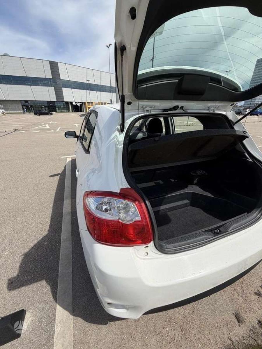 Balts Toyota Auris 2011 Viļņa, ar dzinēja tilpumu 1.80 L un nobraukumu 297 tūkst. km par 5850 €, foto 13 vietnē AUTOMOTO.COM.LV