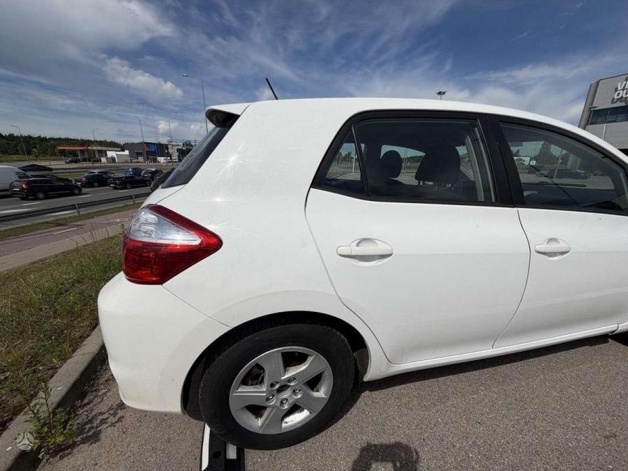 Balts Toyota Auris 2011 Viļņa, ar dzinēja tilpumu 1.80 L un nobraukumu 297 tūkst. km par 5850 €, foto 15 vietnē AUTOMOTO.COM.LV