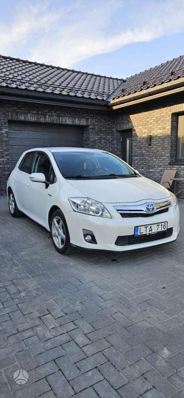 White Toyota Auris 2011 in Trakai, with an engine capacity of 1.80 L and mileage of 245 thousand km for 5800 €, photo 1 on AUTOMOTO.COM.LV