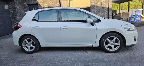White Toyota Auris 2011 in Trakai, with an engine capacity of 1.80 L and mileage of 245 thousand km for 5800 €, photo 2 on AUTOMOTO.COM.LV