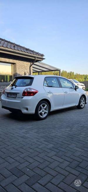 Balts Toyota Auris 2011 Trakai, ar dzinēja tilpumu 1.80 L un nobraukumu 245 tūkst. km par 5800 €, foto 4 vietnē AUTOMOTO.COM.LV