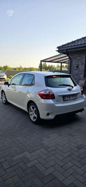 Balts Toyota Auris 2011 Trakai, ar dzinēja tilpumu 1.80 L un nobraukumu 245 tūkst. km par 5800 €, foto 5 vietnē AUTOMOTO.COM.LV