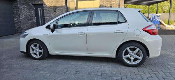 White Toyota Auris 2011 in Trakai, with an engine capacity of 1.80 L and mileage of 245 thousand km for 5800 €, photo 5 on AUTOMOTO.COM.LV