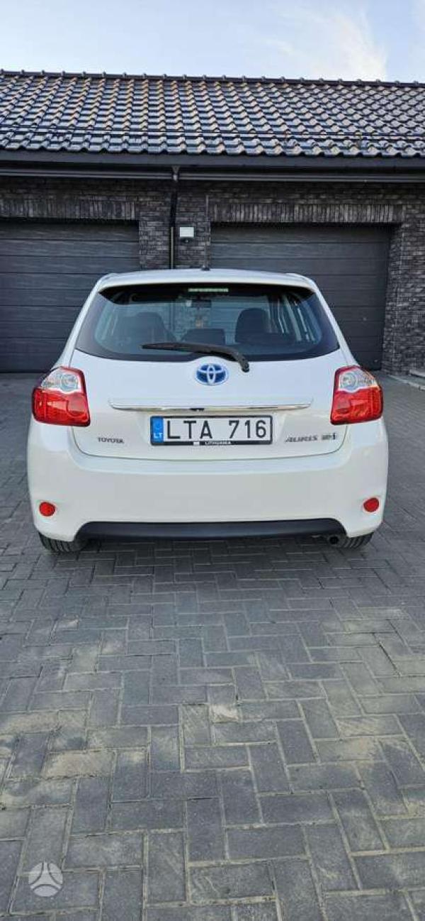 White Toyota Auris 2011 in Trakai, with an engine capacity of 1.80 L and mileage of 245 thousand km for 5800 €, photo 8 on AUTOMOTO.COM.LV