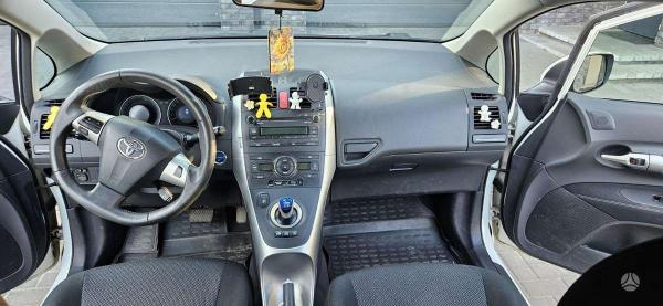 White Toyota Auris 2011 in Trakai, with an engine capacity of 1.80 L and mileage of 245 thousand km for 5800 €, photo 10 on AUTOMOTO.COM.LV