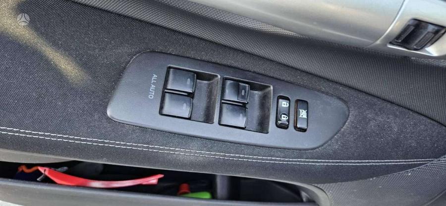 Balts Toyota Auris 2011 Trakai, ar dzinēja tilpumu 1.80 L un nobraukumu 245 tūkst. km par 5800 €, foto 12 vietnē AUTOMOTO.COM.LV
