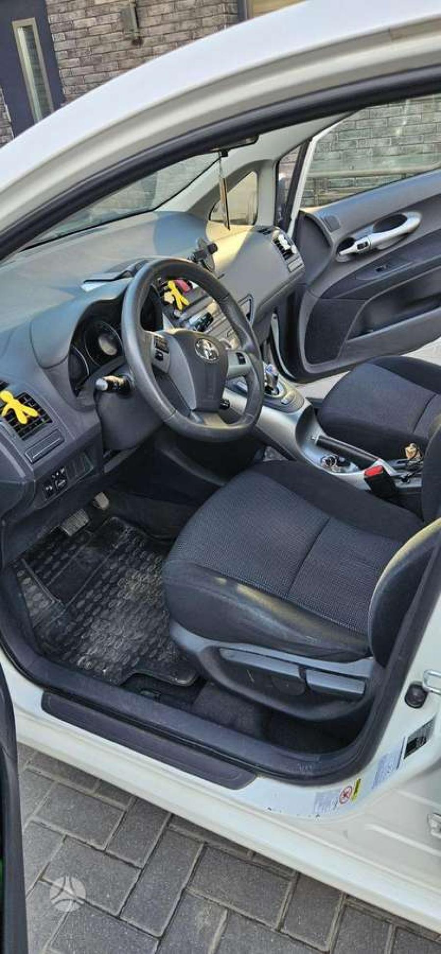 Balts Toyota Auris 2011 Trakai, ar dzinēja tilpumu 1.80 L un nobraukumu 245 tūkst. km par 5800 €, foto 13 vietnē AUTOMOTO.COM.LV