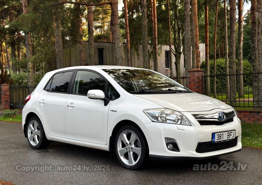 White Toyota Auris 2011 in Tallinn, with an engine capacity of 1.80 L and mileage of 127 thousand km for 7499 €, photo 1 on AUTOMOTO.COM.LV