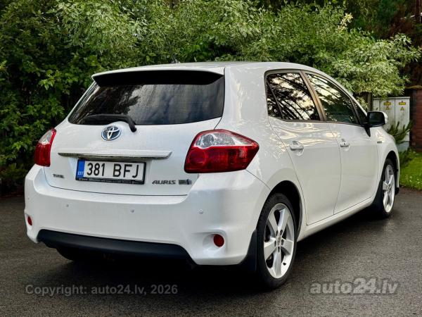 Balts Toyota Auris 2011 Tallina, ar dzinēja tilpumu 1.80 L un nobraukumu 127 tūkst. km par 7499 €, foto 5 vietnē AUTOMOTO.COM.LV