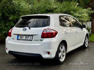 White Toyota Auris 2011 in Tallinn, with an engine capacity of 1.80 L and mileage of 127 thousand km for 7499 €, photo 6 on AUTOMOTO.COM.LV