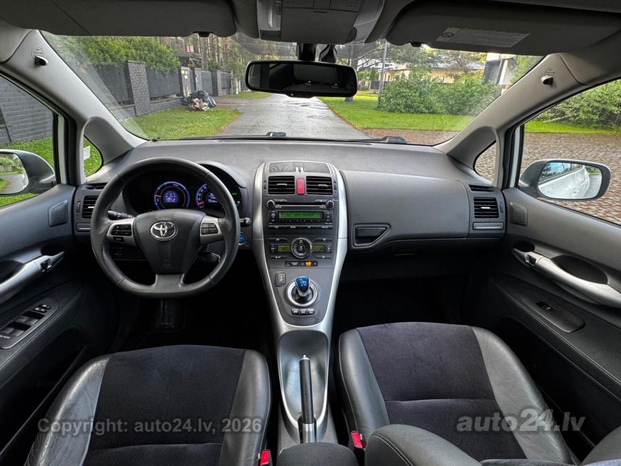 White Toyota Auris 2011 in Tallinn, with an engine capacity of 1.80 L and mileage of 127 thousand km for 7499 €, photo 13 on AUTOMOTO.COM.LV