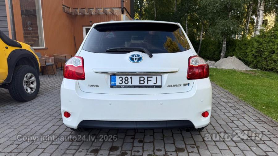 White Toyota Auris 2011 in Tallinn, with an engine capacity of 1.80 L and mileage of 122 thousand km for 4999 €, photo 5 on AUTOMOTO.COM.LV