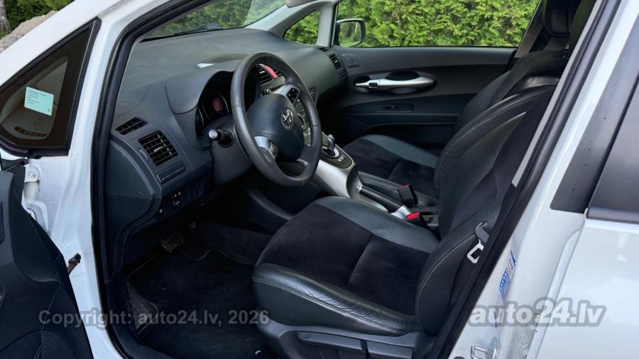 White Toyota Auris 2011 in Tallinn, with an engine capacity of 1.80 L and mileage of 122 thousand km for 4999 €, photo 6 on AUTOMOTO.COM.LV