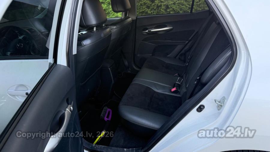 White Toyota Auris 2011 in Tallinn, with an engine capacity of 1.80 L and mileage of 122 thousand km for 4999 €, photo 7 on AUTOMOTO.COM.LV