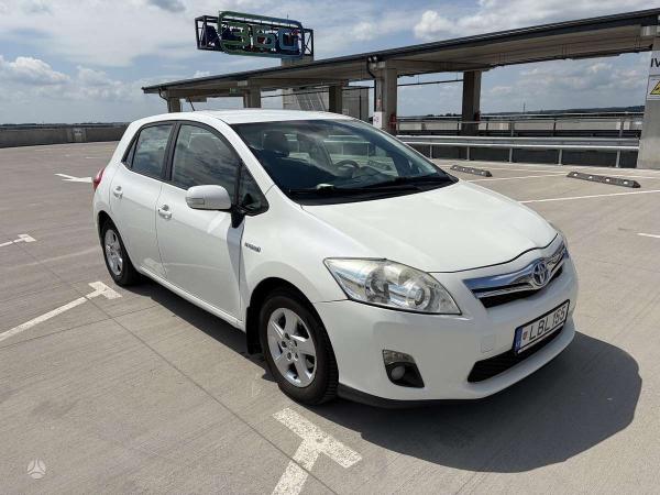 White Toyota Auris 2011 in Vilnius, with an engine capacity of 1.80 L and mileage of 268 thousand km for 5900 €, photo 3 on AUTOMOTO.COM.LV