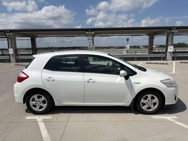 White Toyota Auris 2011 in Vilnius, with an engine capacity of 1.80 L and mileage of 268 thousand km for 5900 €, photo 4 on AUTOMOTO.COM.LV