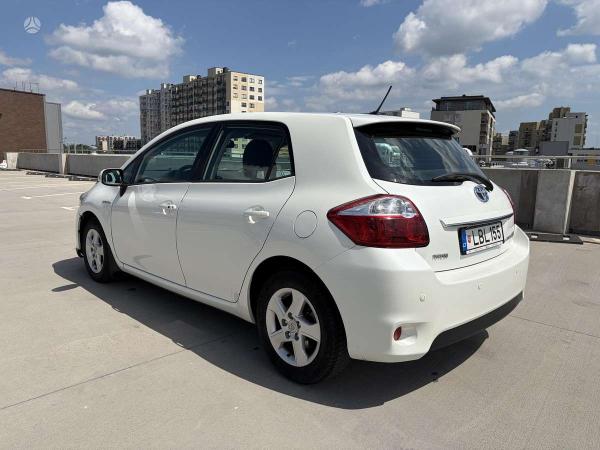 White Toyota Auris 2011 in Vilnius, with an engine capacity of 1.80 L and mileage of 268 thousand km for 5900 €, photo 7 on AUTOMOTO.COM.LV