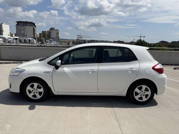 White Toyota Auris 2011 in Vilnius, with an engine capacity of 1.80 L and mileage of 268 thousand km for 5900 €, photo 8 on AUTOMOTO.COM.LV