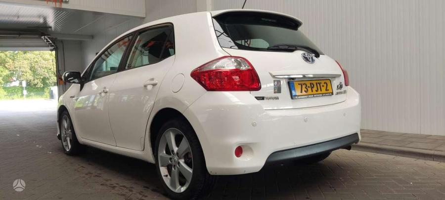 Balts Toyota Auris 2011 Kauņa, ar dzinēja tilpumu 1.80 L un nobraukumu 338 tūkst. km par 5200 €, foto 5 vietnē AUTOMOTO.COM.LV