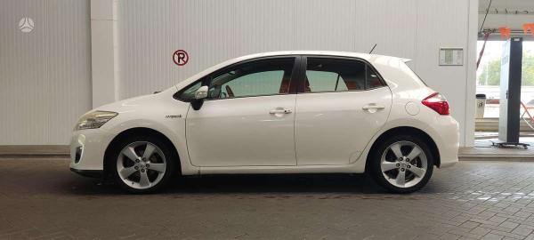 White Toyota Auris 2011 in Kaunas, with an engine capacity of 1.80 L and mileage of 338 thousand km for 5200 €, photo 6 on AUTOMOTO.COM.LV