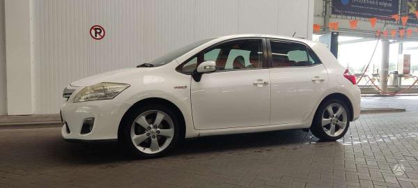 White Toyota Auris 2011 in Kaunas, with an engine capacity of 1.80 L and mileage of 338 thousand km for 5200 €, photo 8 on AUTOMOTO.COM.LV