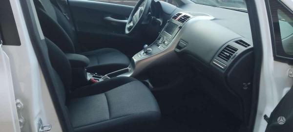 White Toyota Auris 2011 in Kaunas, with an engine capacity of 1.80 L and mileage of 338 thousand km for 5200 €, photo 10 on AUTOMOTO.COM.LV