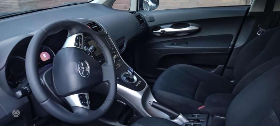 Balts Toyota Auris 2011 Kauņa, ar dzinēja tilpumu 1.80 L un nobraukumu 338 tūkst. km par 5200 €, foto 13 vietnē AUTOMOTO.COM.LV