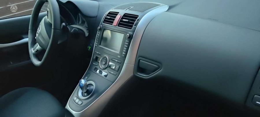 Balts Toyota Auris 2011 Kauņa, ar dzinēja tilpumu 1.80 L un nobraukumu 338 tūkst. km par 5200 €, foto 16 vietnē AUTOMOTO.COM.LV
