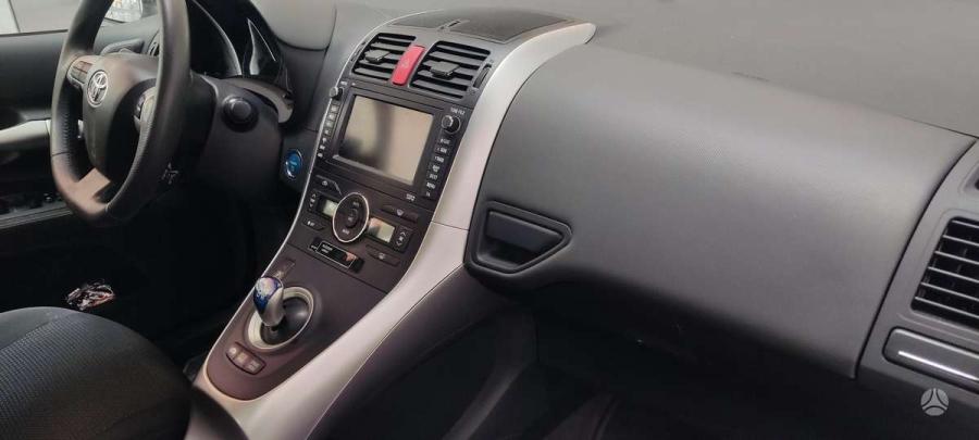 Balts Toyota Auris 2011 Kauņa, ar dzinēja tilpumu 1.80 L un nobraukumu 338 tūkst. km par 5200 €, foto 21 vietnē AUTOMOTO.COM.LV