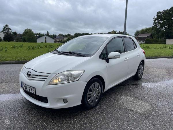 White Toyota Auris 2011 in Marijampole, with an engine capacity of 2.00 L and mileage of 273 thousand km for 3250 €, photo 1 on AUTOMOTO.COM.LV