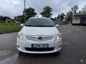 White Toyota Auris 2011 in Marijampole, with an engine capacity of 2.00 L and mileage of 273 thousand km for 3250 €, photo 3 on AUTOMOTO.COM.LV