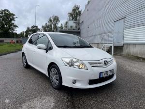 White Toyota Auris 2011 in Marijampole, with an engine capacity of 2.00 L and mileage of 273 thousand km for 3250 €, photo 4 on AUTOMOTO.COM.LV