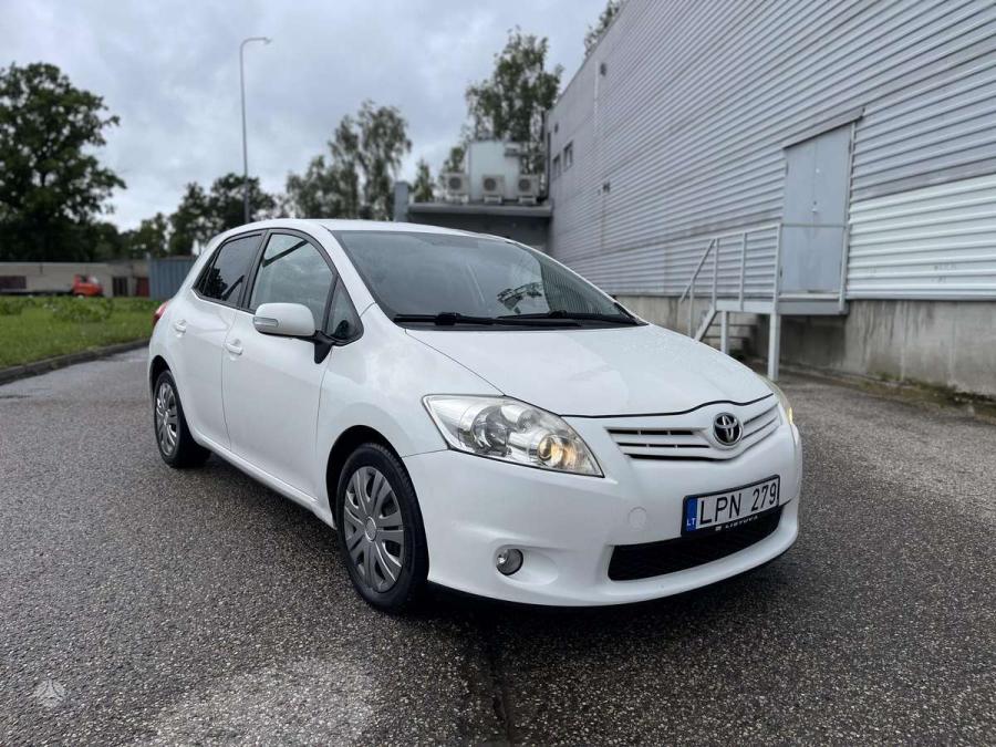 White Toyota Auris 2011 in Marijampole, with an engine capacity of 2.00 L and mileage of 273 thousand km for 3250 €, photo 4 on AUTOMOTO.COM.LV