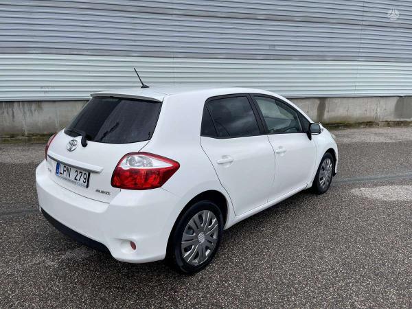 White Toyota Auris 2011 in Marijampole, with an engine capacity of 2.00 L and mileage of 273 thousand km for 3250 €, photo 4 on AUTOMOTO.COM.LV