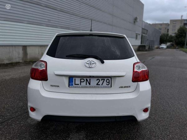 White Toyota Auris 2011 in Marijampole, with an engine capacity of 2.00 L and mileage of 273 thousand km for 3250 €, photo 5 on AUTOMOTO.COM.LV