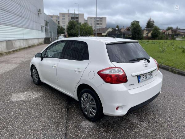 White Toyota Auris 2011 in Marijampole, with an engine capacity of 2.00 L and mileage of 273 thousand km for 3250 €, photo 6 on AUTOMOTO.COM.LV