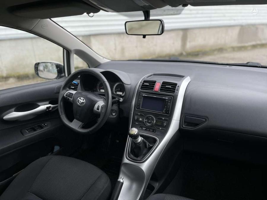White Toyota Auris 2011 in Marijampole, with an engine capacity of 2.00 L and mileage of 273 thousand km for 3250 €, photo 8 on AUTOMOTO.COM.LV
