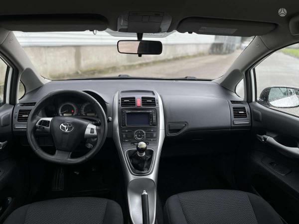 White Toyota Auris 2011 in Marijampole, with an engine capacity of 2.00 L and mileage of 273 thousand km for 3250 €, photo 8 on AUTOMOTO.COM.LV