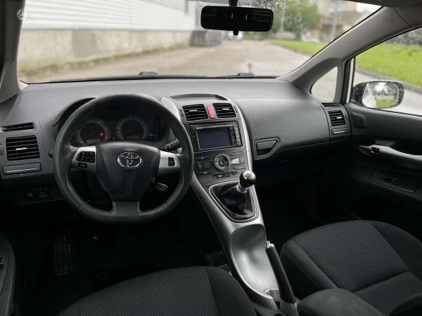 White Toyota Auris 2011 in Marijampole, with an engine capacity of 2.00 L and mileage of 273 thousand km for 3250 €, photo 9 on AUTOMOTO.COM.LV