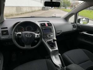 White Toyota Auris 2011 in Marijampole, with an engine capacity of 2.00 L and mileage of 273 thousand km for 3250 €, photo 10 on AUTOMOTO.COM.LV