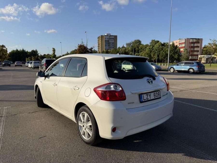 Balts Toyota Auris 2011 Panevēža, ar dzinēja tilpumu 1.80 L un nobraukumu 277 tūkst. km par 5790 €, foto 5 vietnē AUTOMOTO.COM.LV