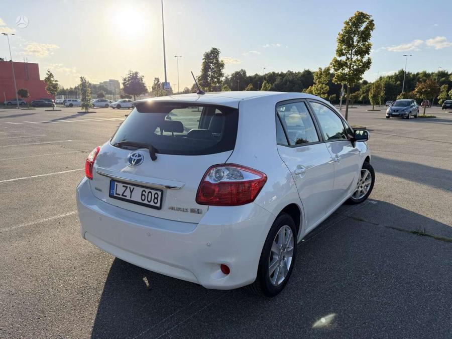 Balts Toyota Auris 2011 Panevēža, ar dzinēja tilpumu 1.80 L un nobraukumu 277 tūkst. km par 5790 €, foto 6 vietnē AUTOMOTO.COM.LV