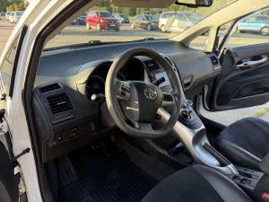Balts Toyota Auris 2011 Panevēža, ar dzinēja tilpumu 1.80 L un nobraukumu 277 tūkst. km par 5790 €, foto 8 vietnē AUTOMOTO.COM.LV