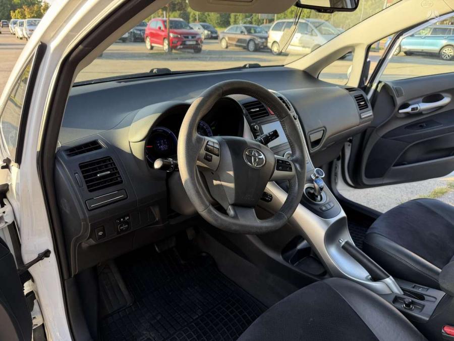 Balts Toyota Auris 2011 Panevēža, ar dzinēja tilpumu 1.80 L un nobraukumu 277 tūkst. km par 5790 €, foto 8 vietnē AUTOMOTO.COM.LV