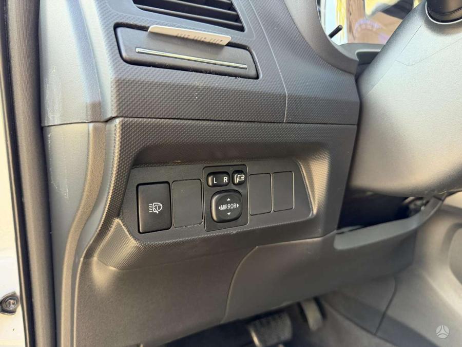 Balts Toyota Auris 2011 Panevēža, ar dzinēja tilpumu 1.80 L un nobraukumu 277 tūkst. km par 5790 €, foto 9 vietnē AUTOMOTO.COM.LV