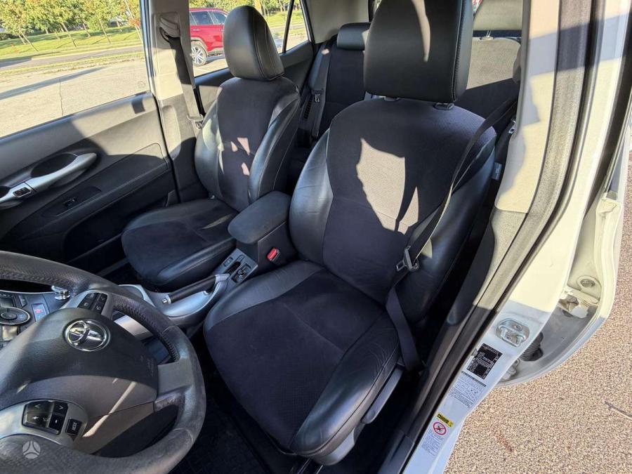 Balts Toyota Auris 2011 Panevēža, ar dzinēja tilpumu 1.80 L un nobraukumu 277 tūkst. km par 5790 €, foto 10 vietnē AUTOMOTO.COM.LV